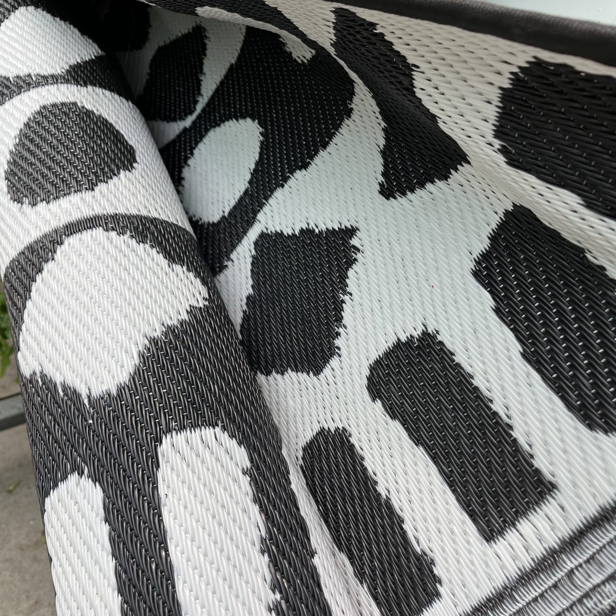 Outdoor Rug – Polyweave - Black and White Circles - 2 sizes available ...